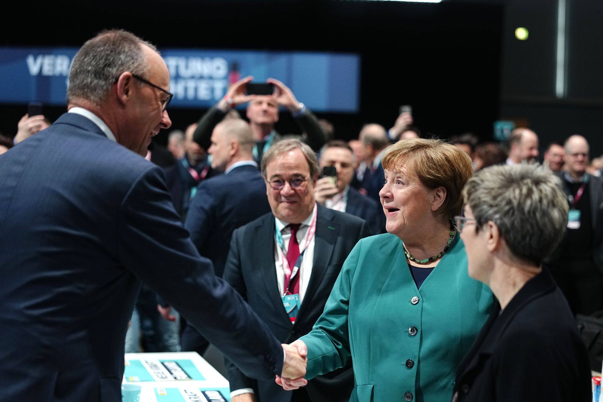Viel Applaus für Merkel - Merz bleibt reserviert