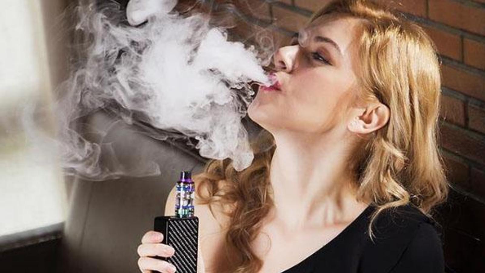 Lo svapo minaccia i giovani: “Oli e vapori chimici pericolosi”. Cos’è ...