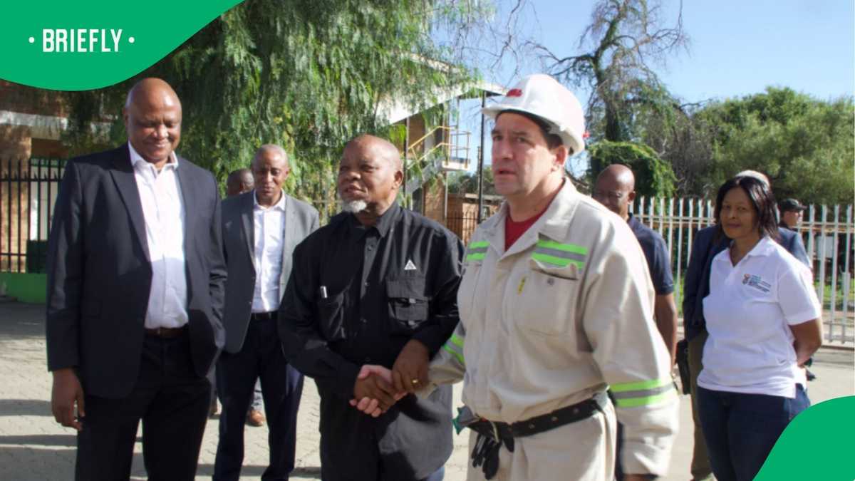 Minister Mantashe to visit Ekapa Mine as five miners remain trapped ...