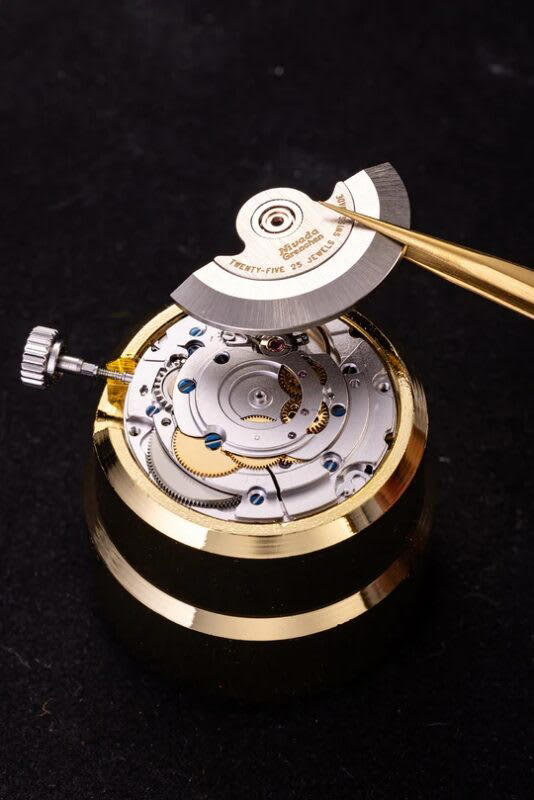 Nivada Grenchen F77 SST Meteorite MK2 : Une montre céleste incontournable
