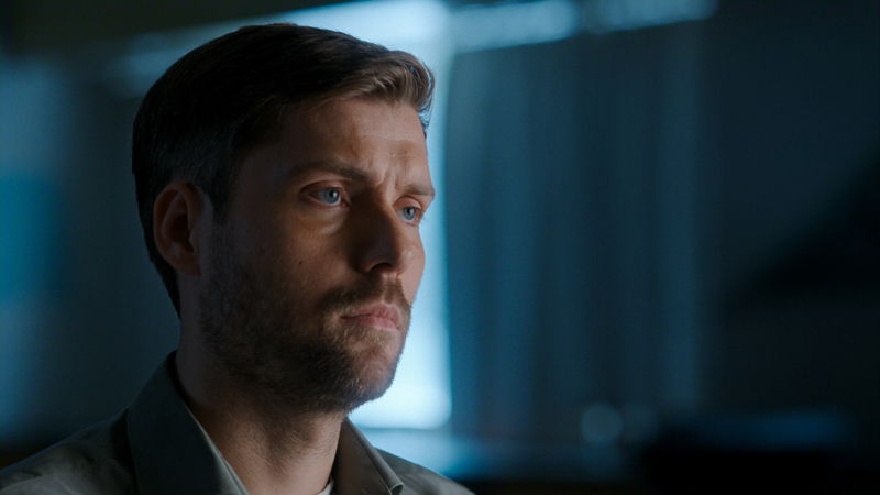 Netflix deelt eerste beelden van nieuwe Deense true crime-serie 'En ven ...