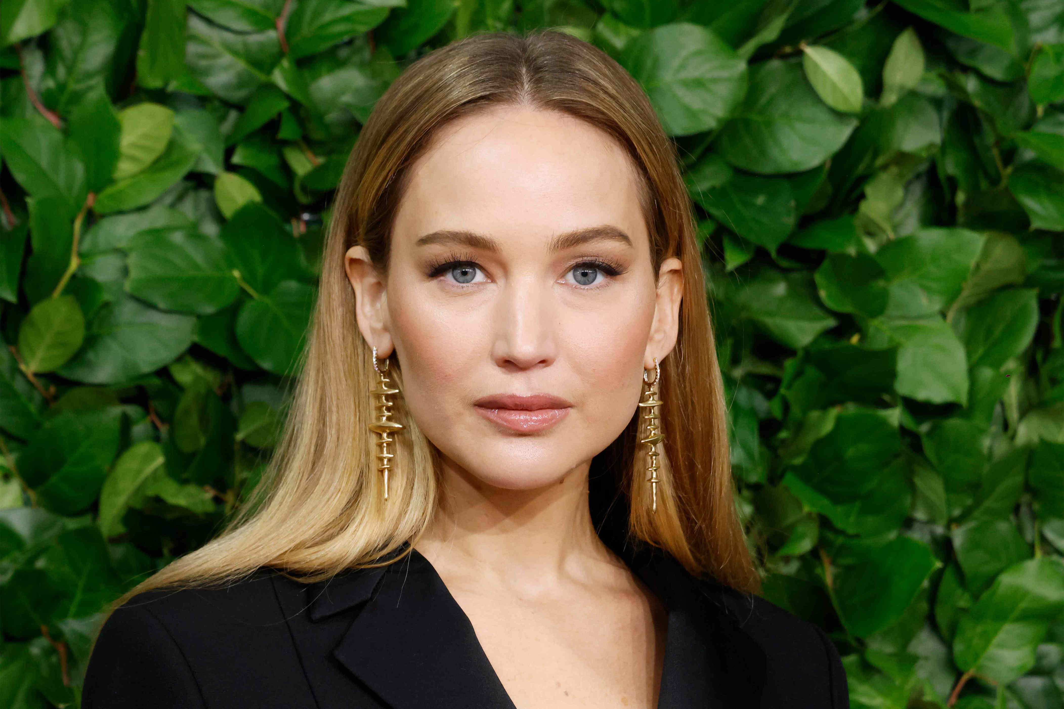 Even Jennifer Lawrence wears this classic outfit combo to brave the ...