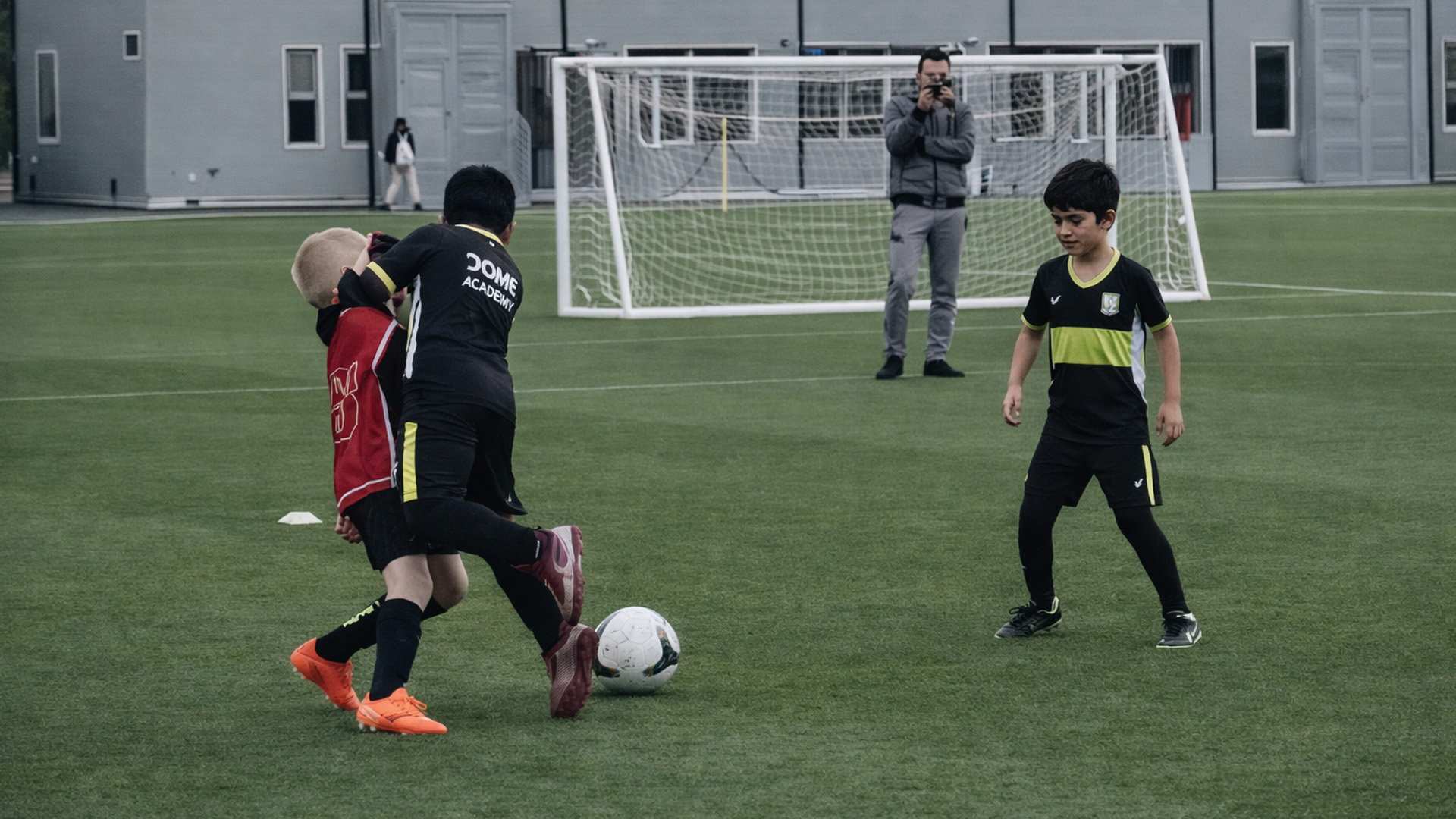 Kleine verdediger speelt plots als Ramos