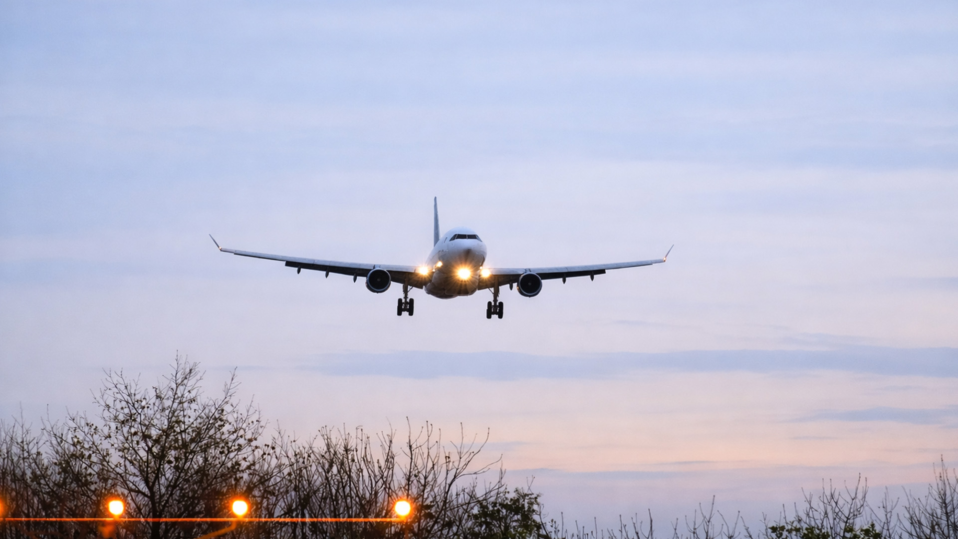 Unstable A330 approach in strong crosswinds