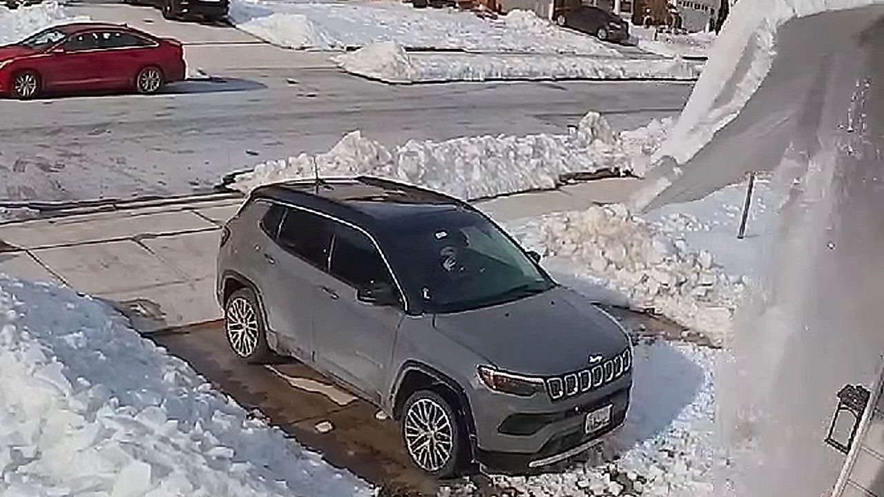 Una mujer oye crujir la nieve en el techo de su casa pero no se espera ...