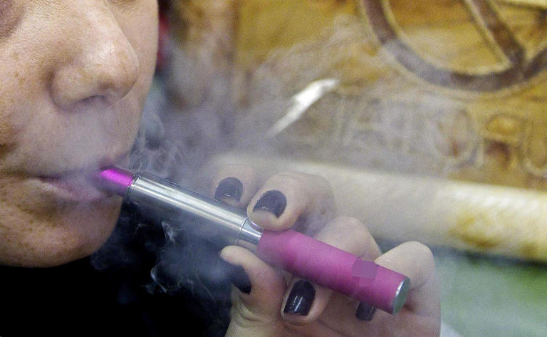 Lo svapo minaccia i giovani: “Oli e vapori chimici pericolosi”. Cos’è ...