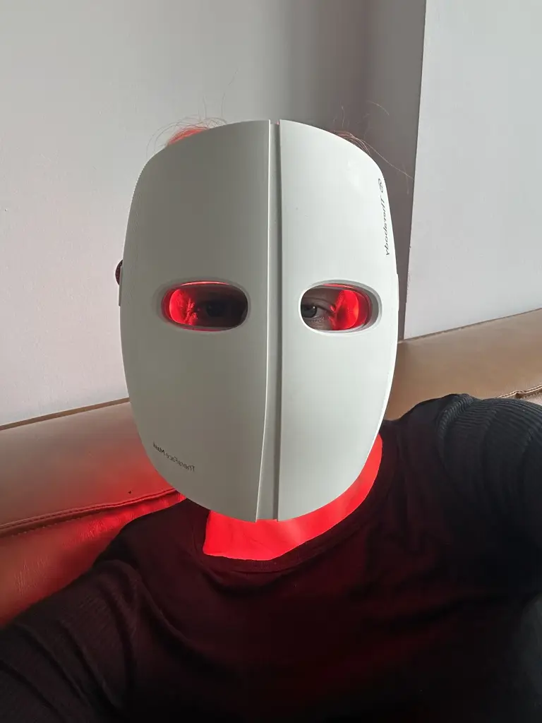 Which is better, a red light panel or mask? I consulted derms for their ...