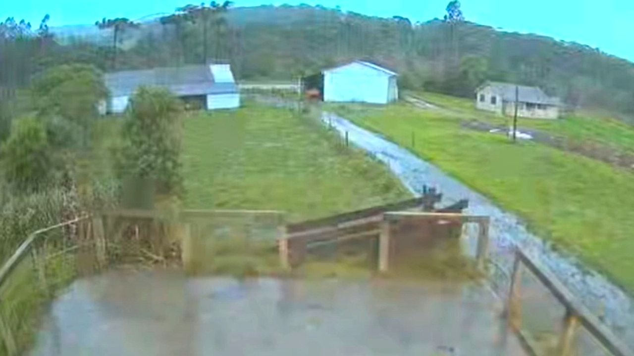 Raio atinge cerca elétrica ao lado de casa rural em Santa Catarina