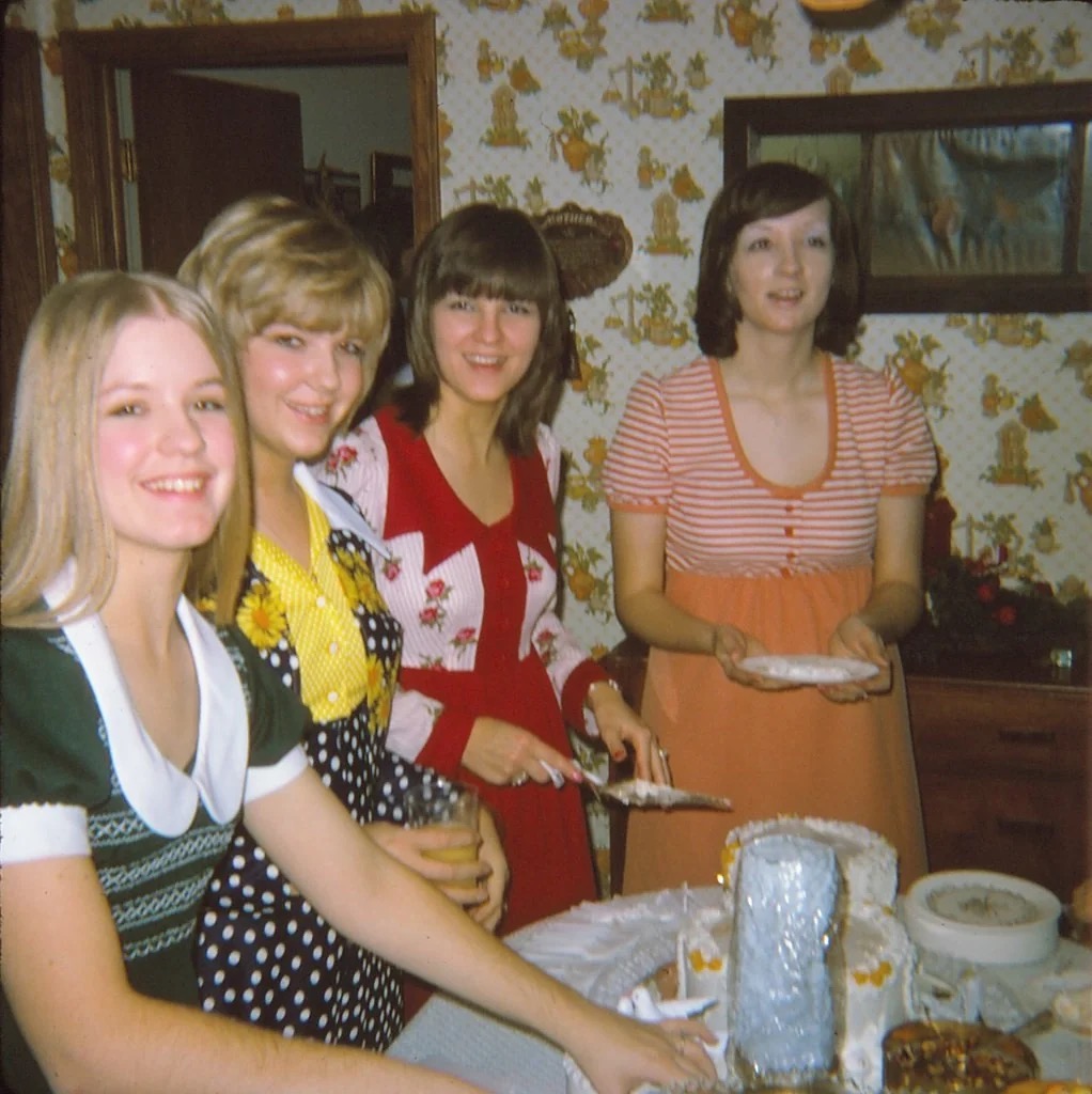 21 photos of what it looked like to party in the 1970s