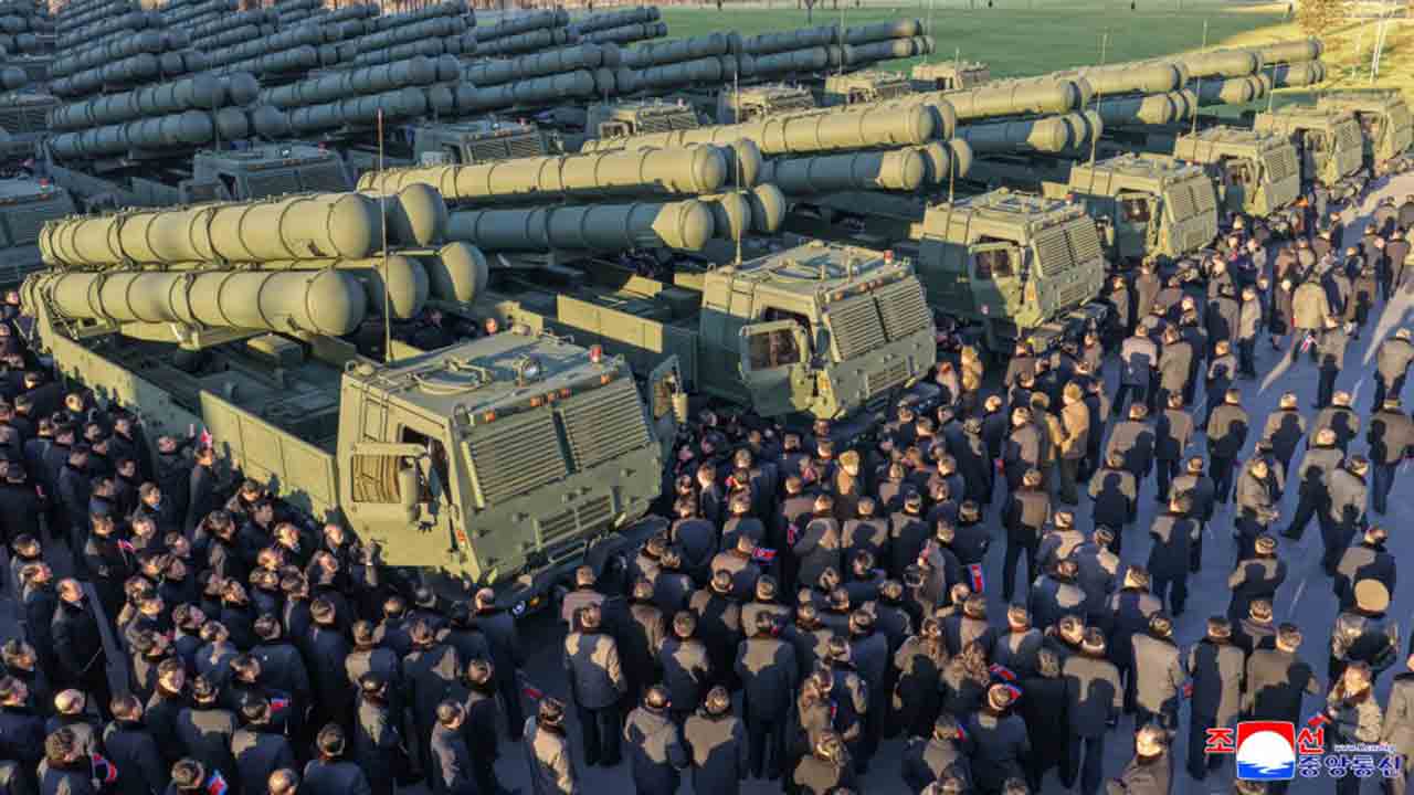 Coreia do Norte præsenterer 600 mm flerraketkaster med nuklear kapacitet