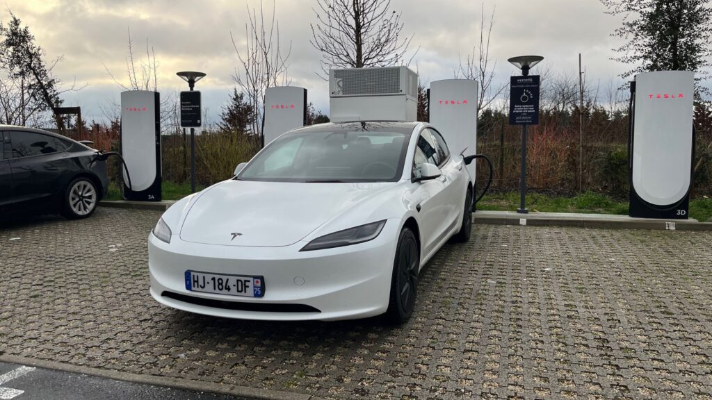 Tesla FSD en Europe : un troisième pays autorise la conduite autonome