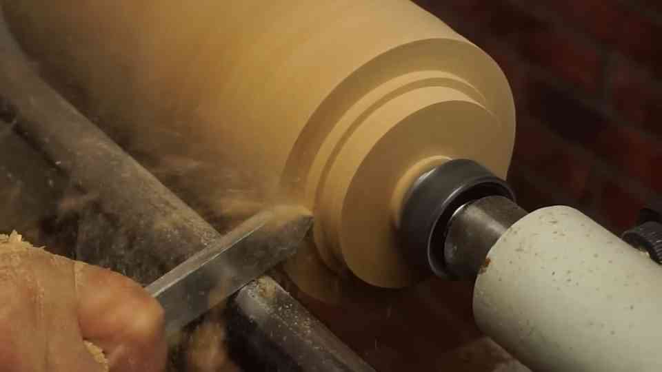 Woodturning a Pear Log into Vase