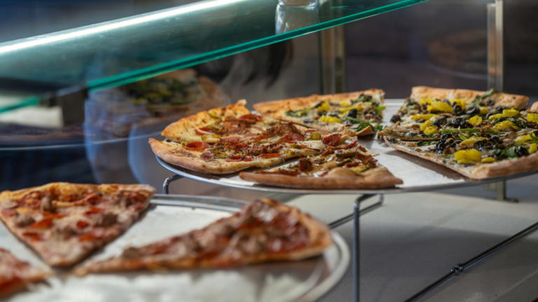 When it's a red flag to see a full pie in a pizza shop's display case