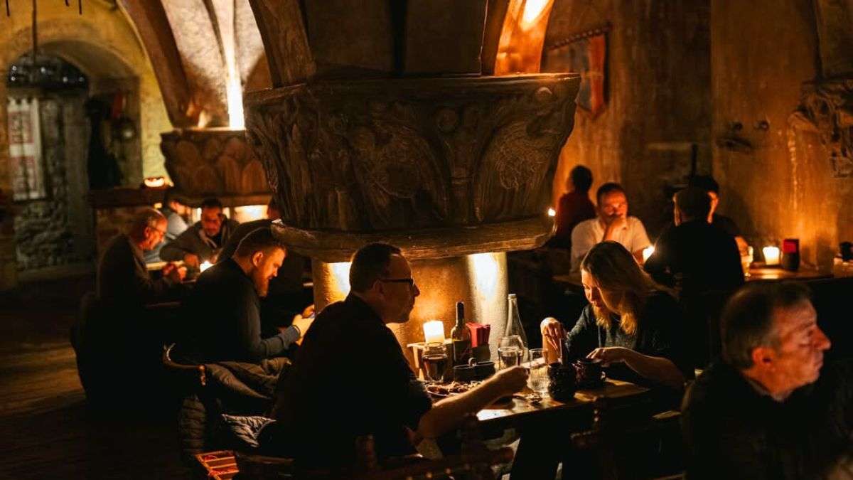Un restaurante medieval como en el siglo XIII: velas, muros de piedra y ...