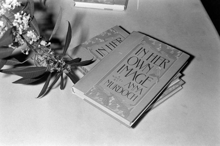 Anna de Peyster, novelist and former wife of Rupert Murdoch, dies at age 81