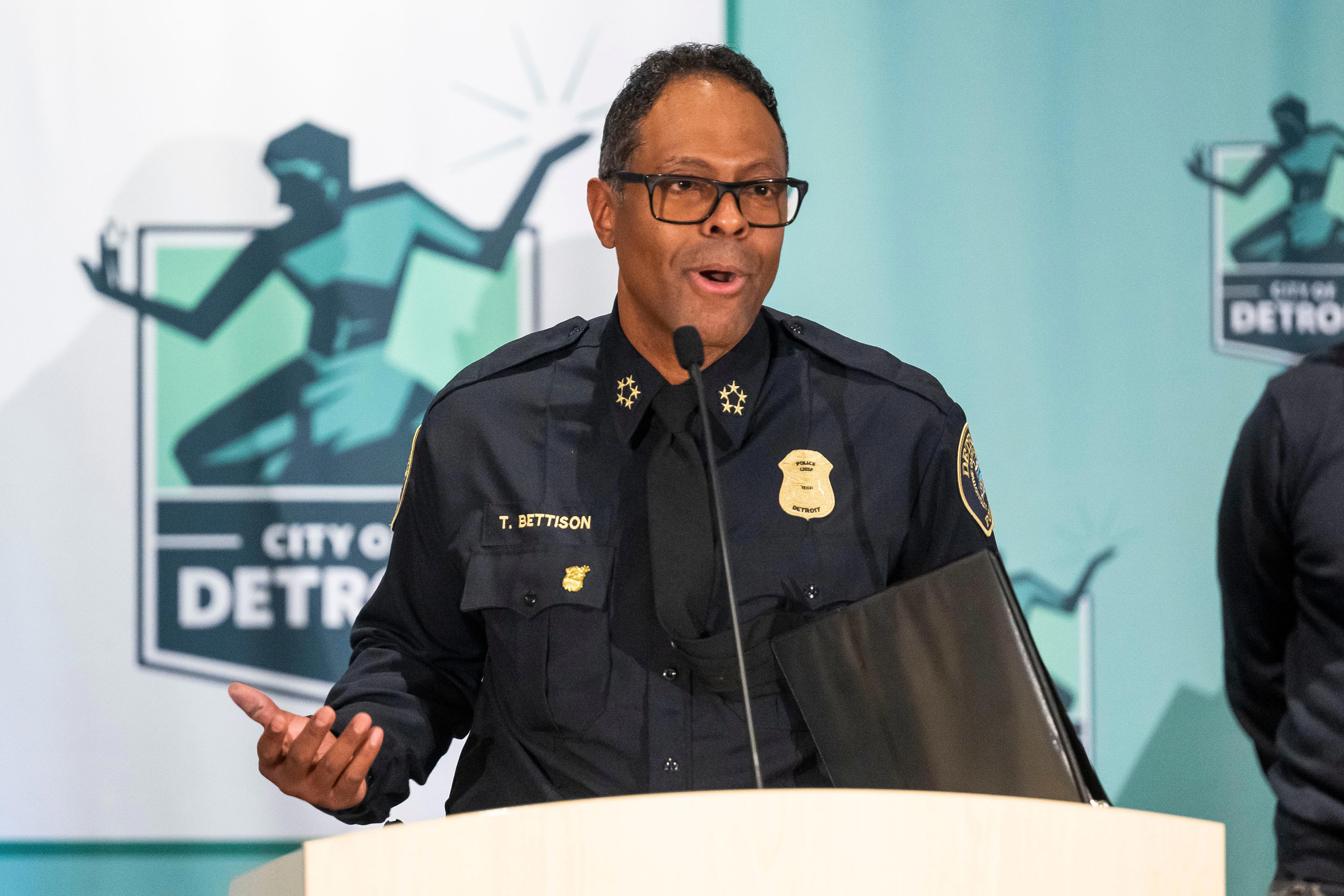 Detroit police chief won't fire two cops who cooperated with Border Patrol