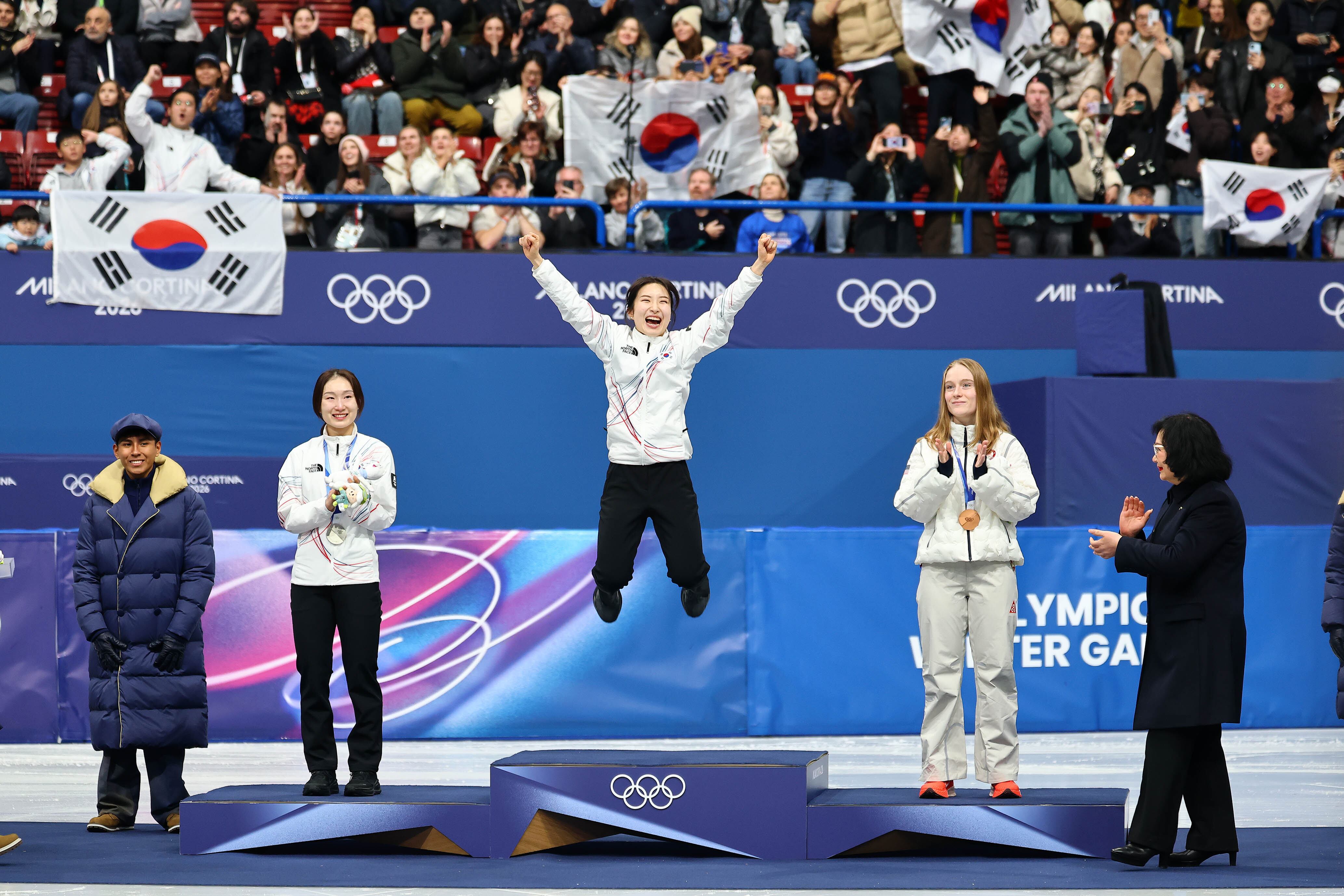 Kim Gil-li wins 1500m gold; Choi Min-jeong takes silver