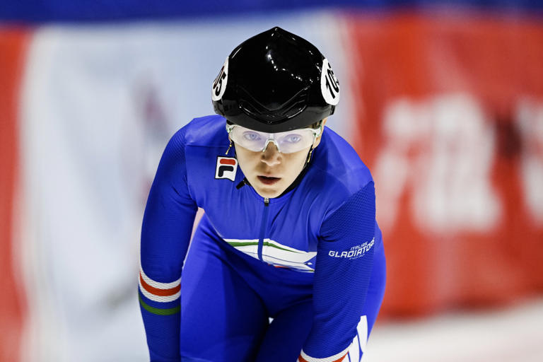 Speed skater leaves trail of blood in ice after nasty fall at Olympics