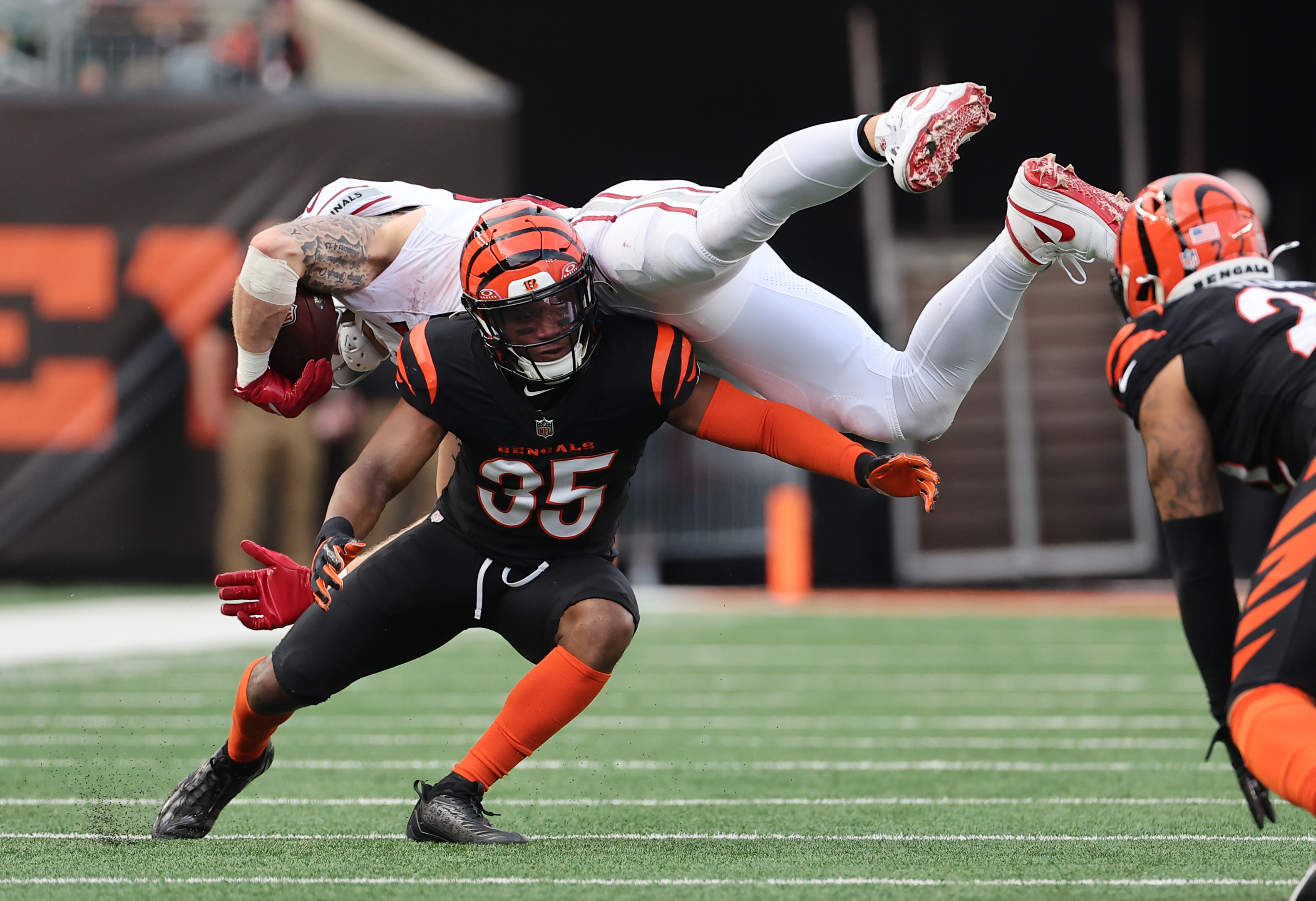 Bengals re-sign Jalen Davis and Kendall Milton