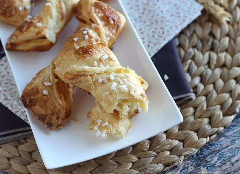 Torcidos folhados e recheados com creme pasteleiro