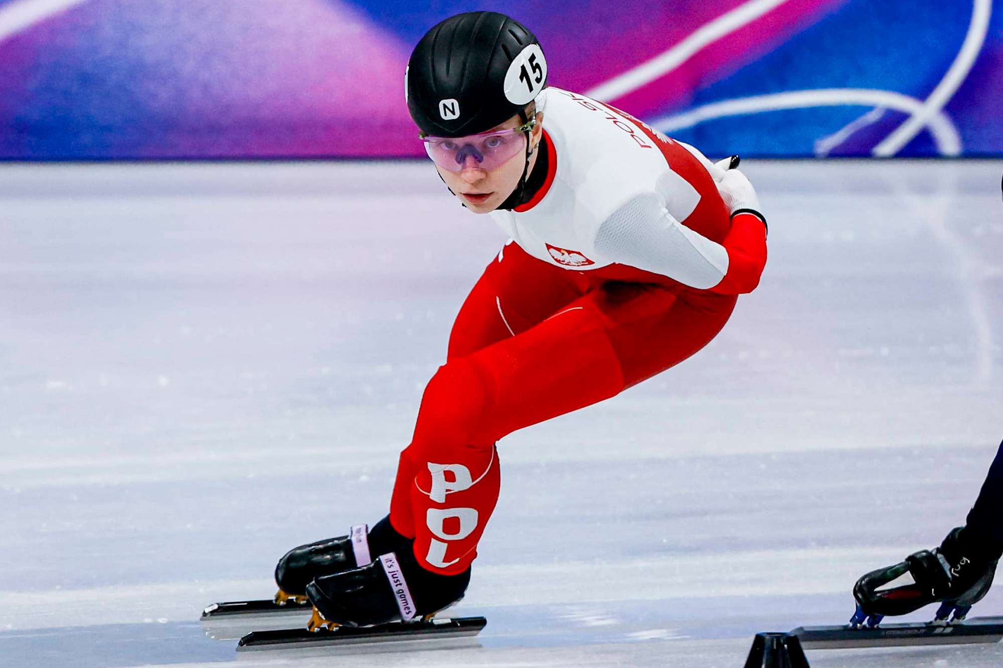 Olympic speedskater taken off ice on stretcher after getting face ...