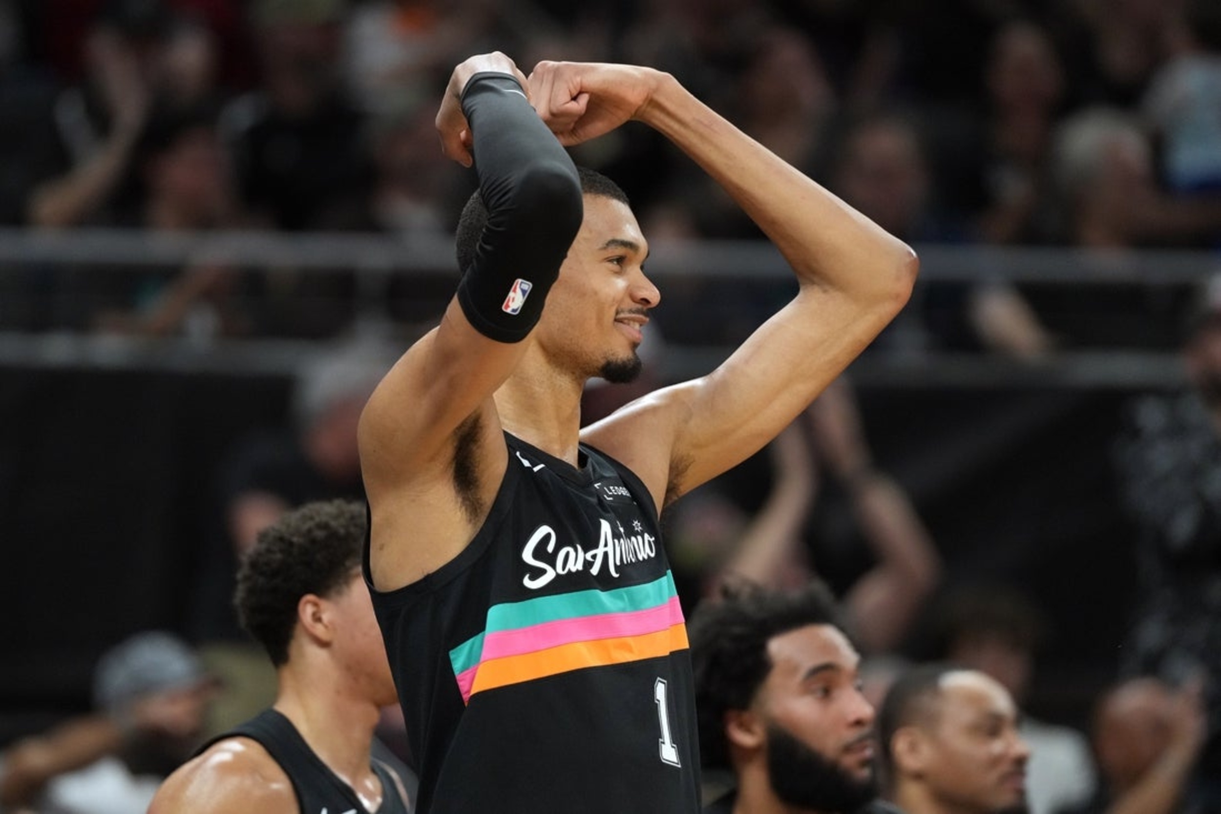 Spurs look for 8th straight win, face woeful Kings