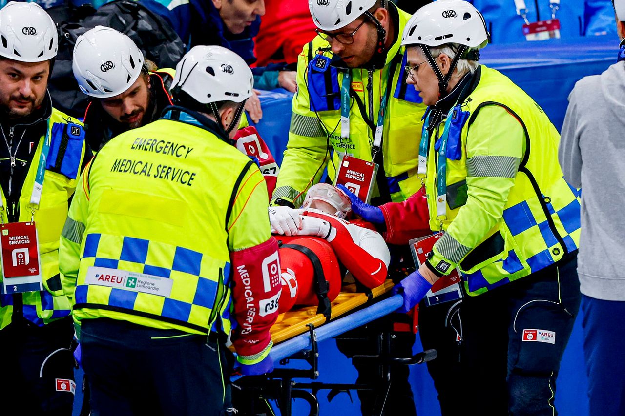 Olympic speedskater taken off ice on stretcher after getting face ...