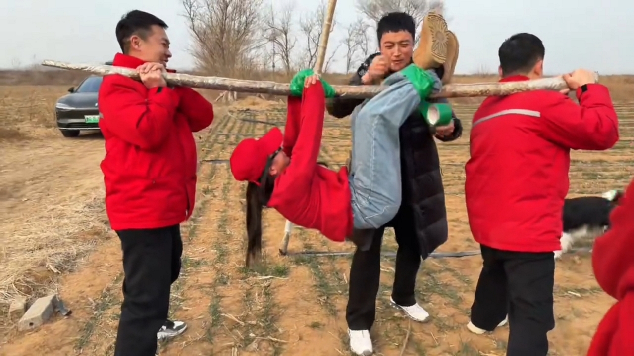 Playful pole-carrying prank goes wrong in Shandong, China