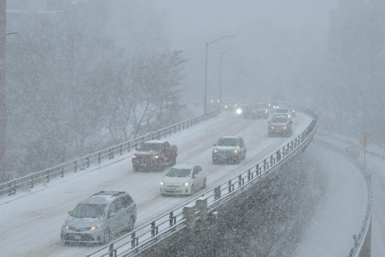 Heavy snow warning as 13 inches set to hit: "Delay all travel"