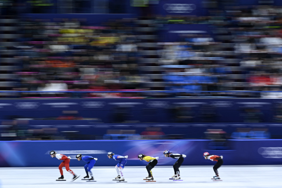 Speed skater leaves trail of blood in ice after nasty fall at Olympics