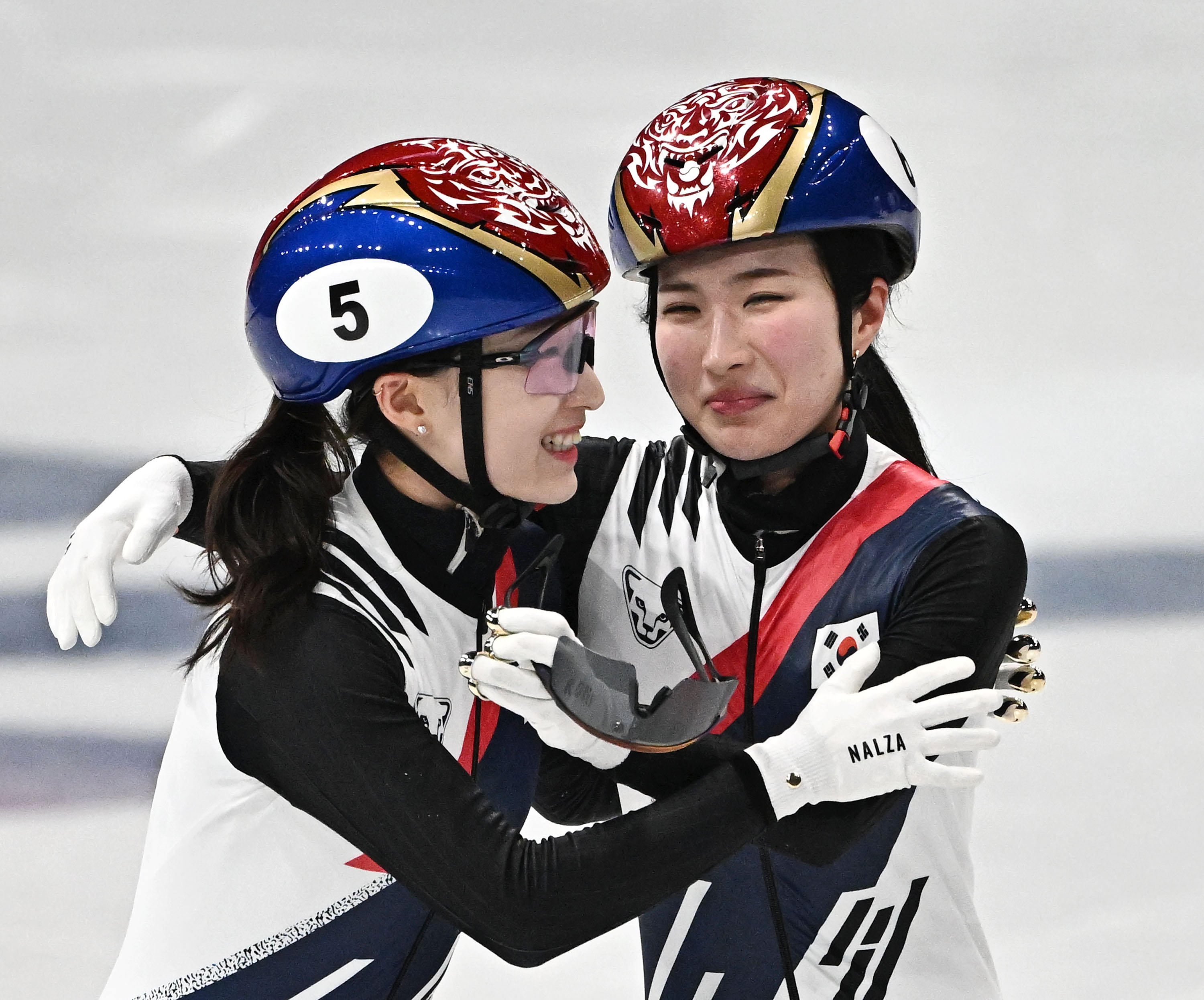 Kim Gil-li wins Olympic 1500m gold, Choi Min-jeong takes silver