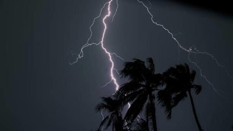 Kolkata weather latest update: Rain, lightning and strong winds ...