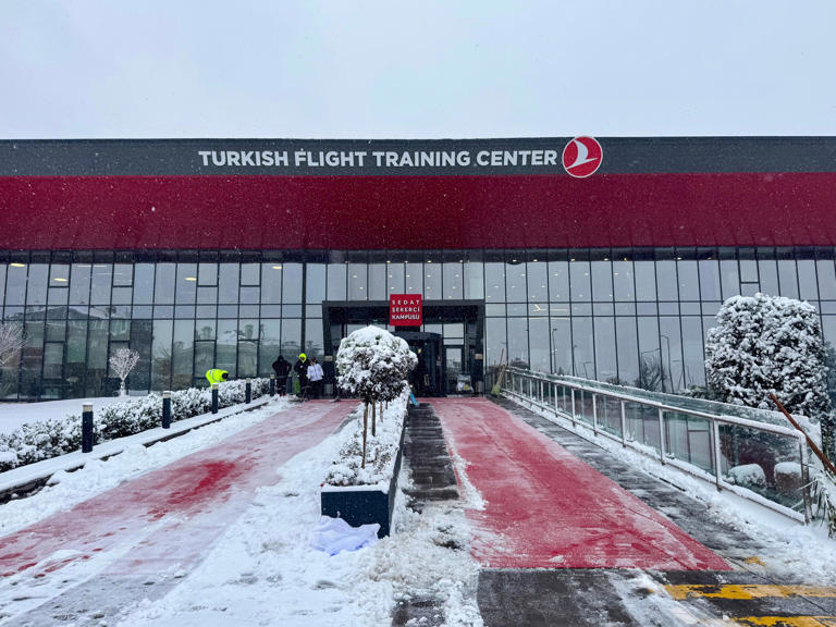 I flew an Airbus A350 flight simulator in wind and turbulence to see ...