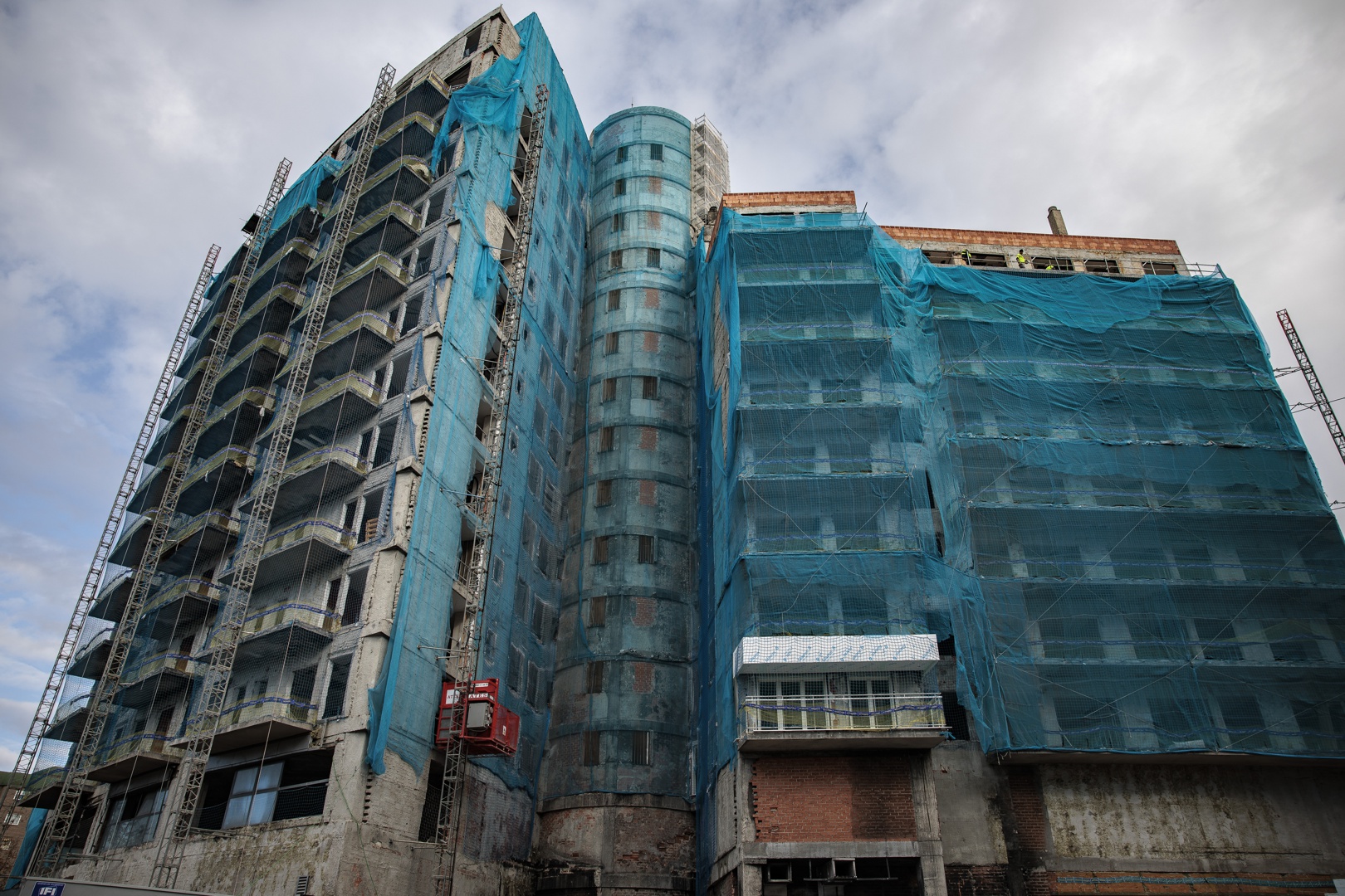 Se cumplen dos años del incendio de Campanar, con el edificio en plena ...