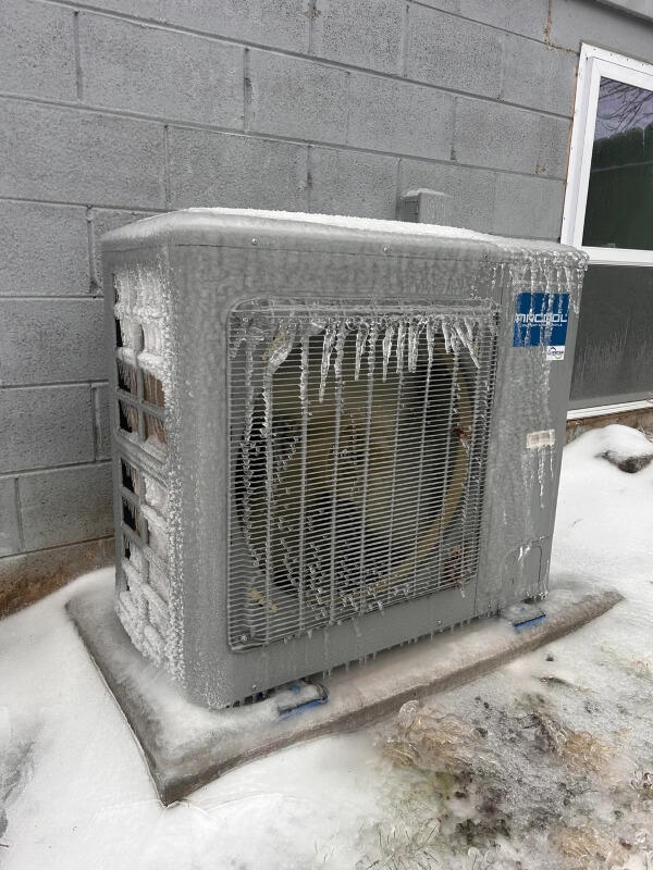 Homeowner shares head-turning photo of newly installed HVAC battling ...