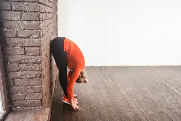 Uttanasana o postura de la pinza: el ejercicio de yoga para ...