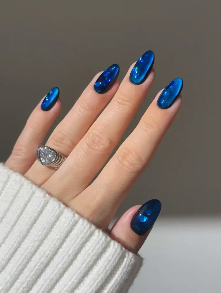 Manicuras primaverales: los diseños de uñas azul marino más delicados