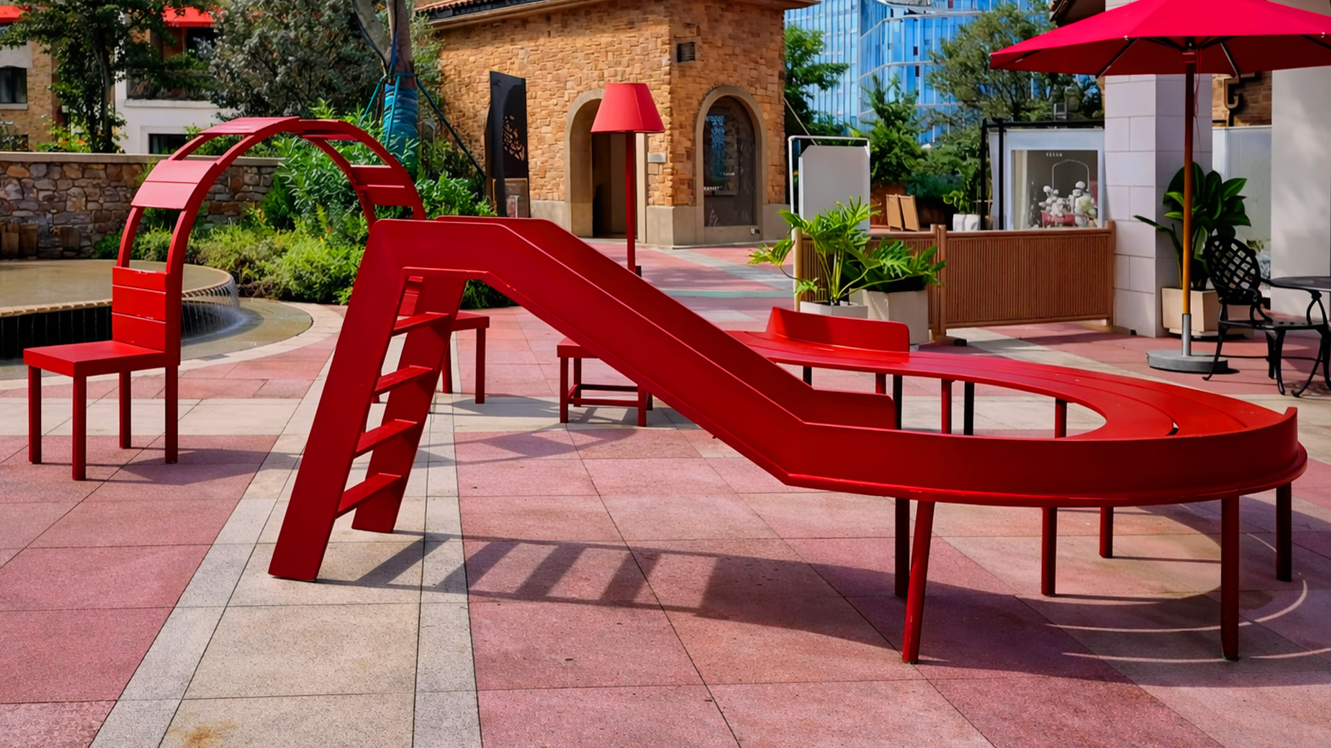 Uno scivolo rosso che trasforma il parco in Cina