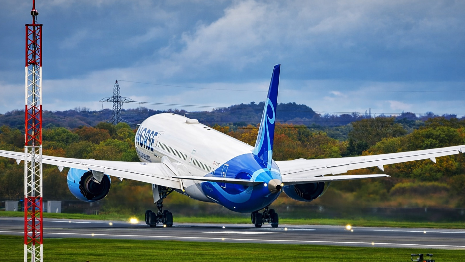 Empty Boeing 787 rockets off the runway