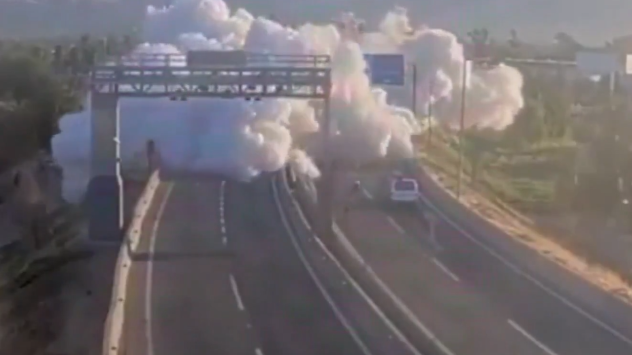 Footage shows highway swallowed by gas cloud after Chile truck ...