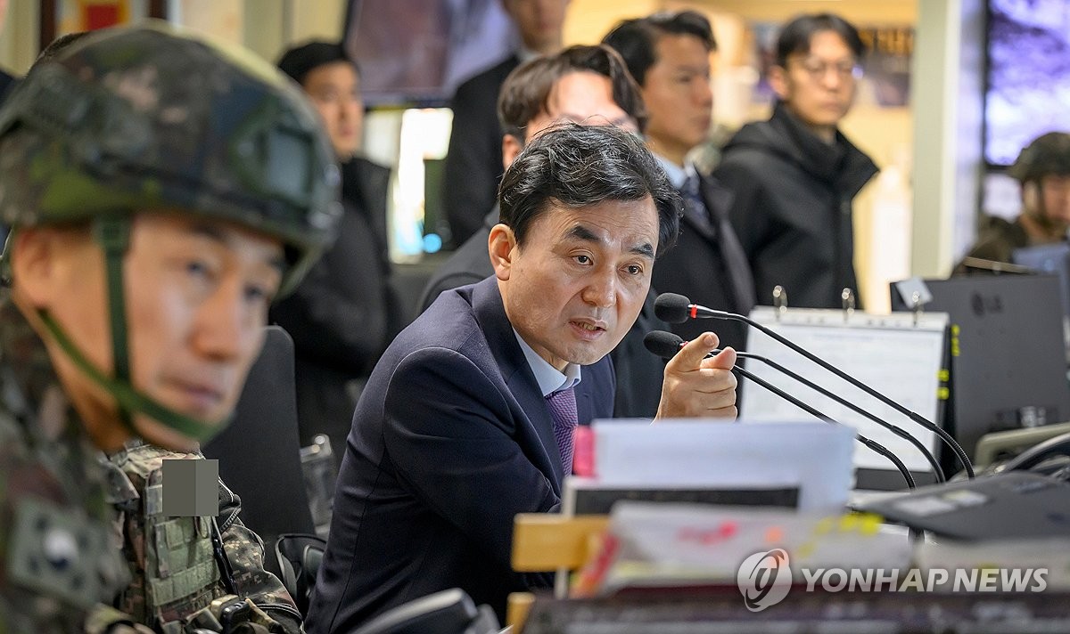 Defense minister lodges protest with USFK over US.-China aircraft standoff
