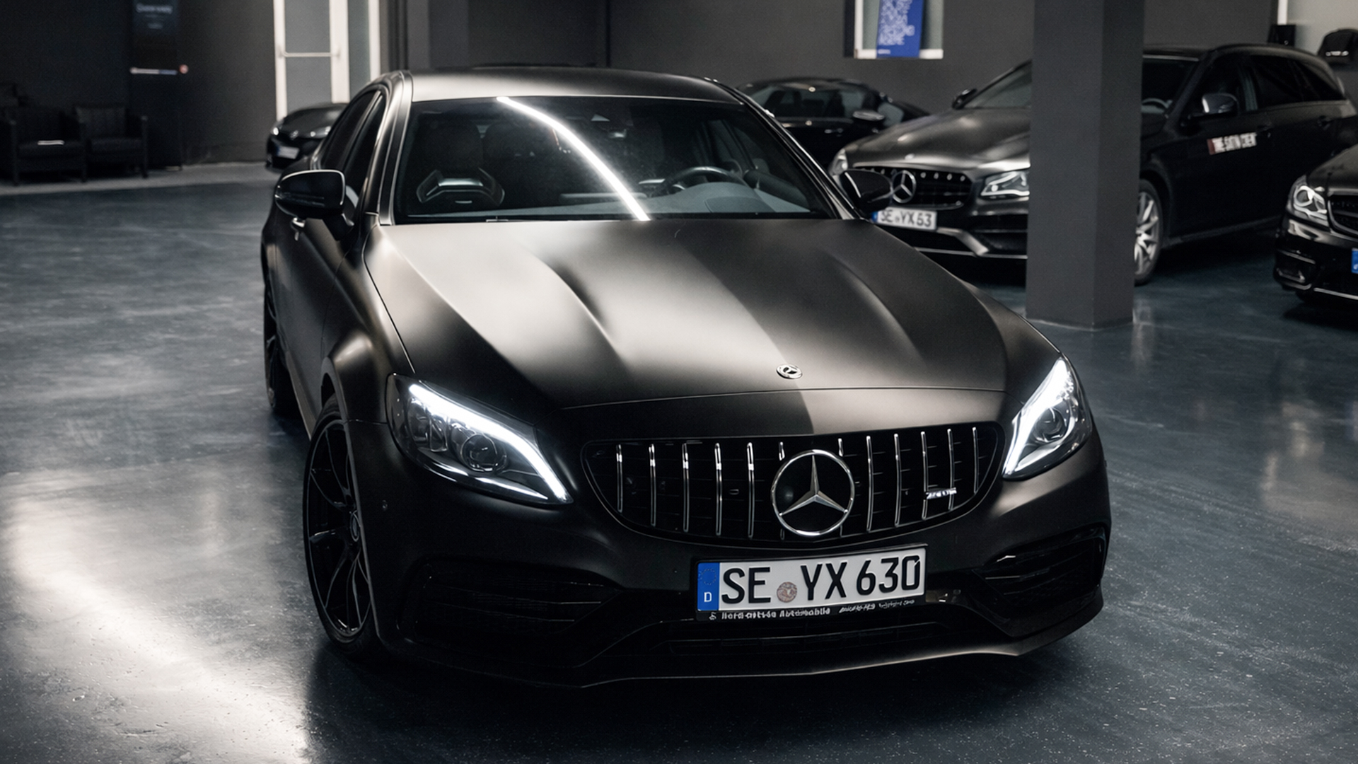 Mercedes-AMG C63 mit Glanzdetails und dunklem Finish