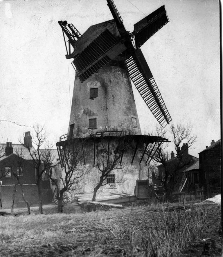 9 historical pictures of Marsh Mill that has towered above Thornton ...