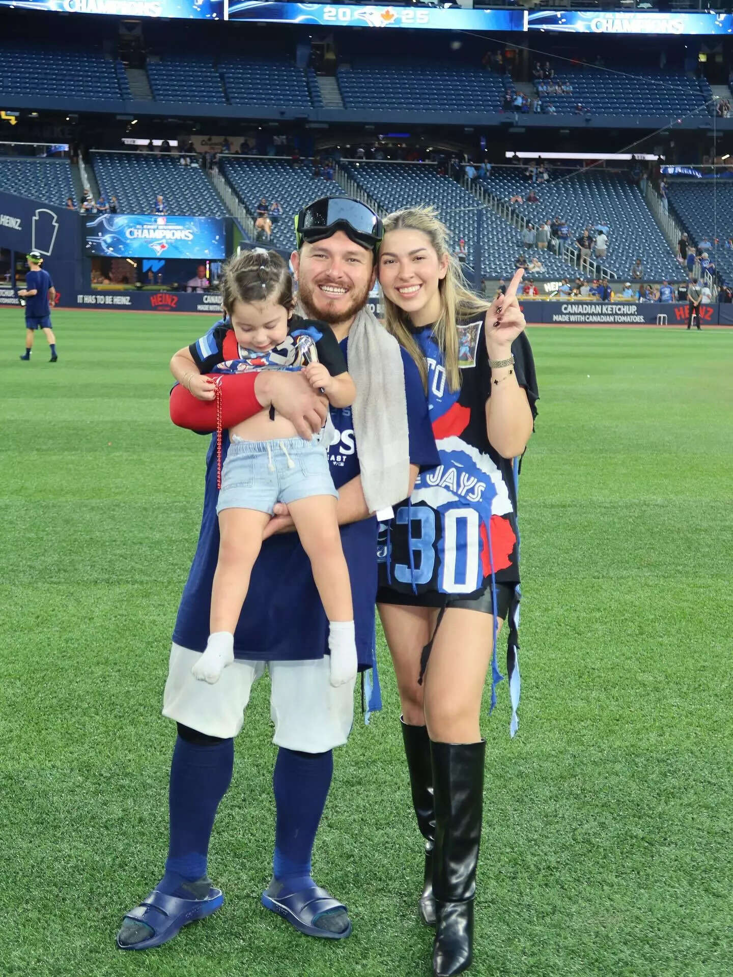 Toronto Blue Jays star Alejandro Kirk’s heartwarming family moment with ...