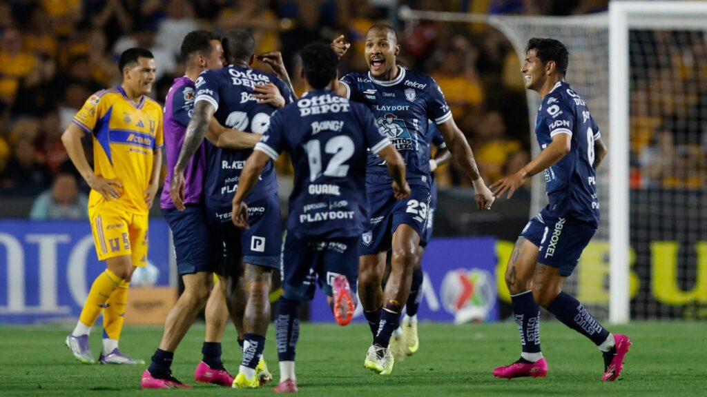Kenedy y los goles más impresionantes desde media cancha en la Liga MX