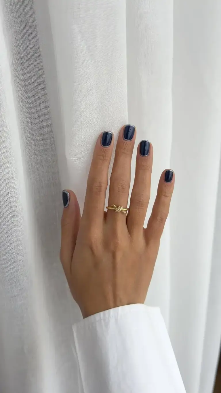 Manicuras primaverales: los diseños de uñas azul marino más delicados