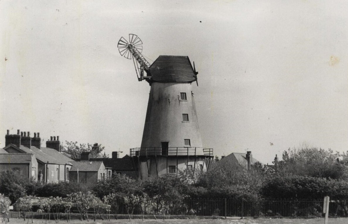 9 historical pictures of Marsh Mill that has towered above Thornton ...