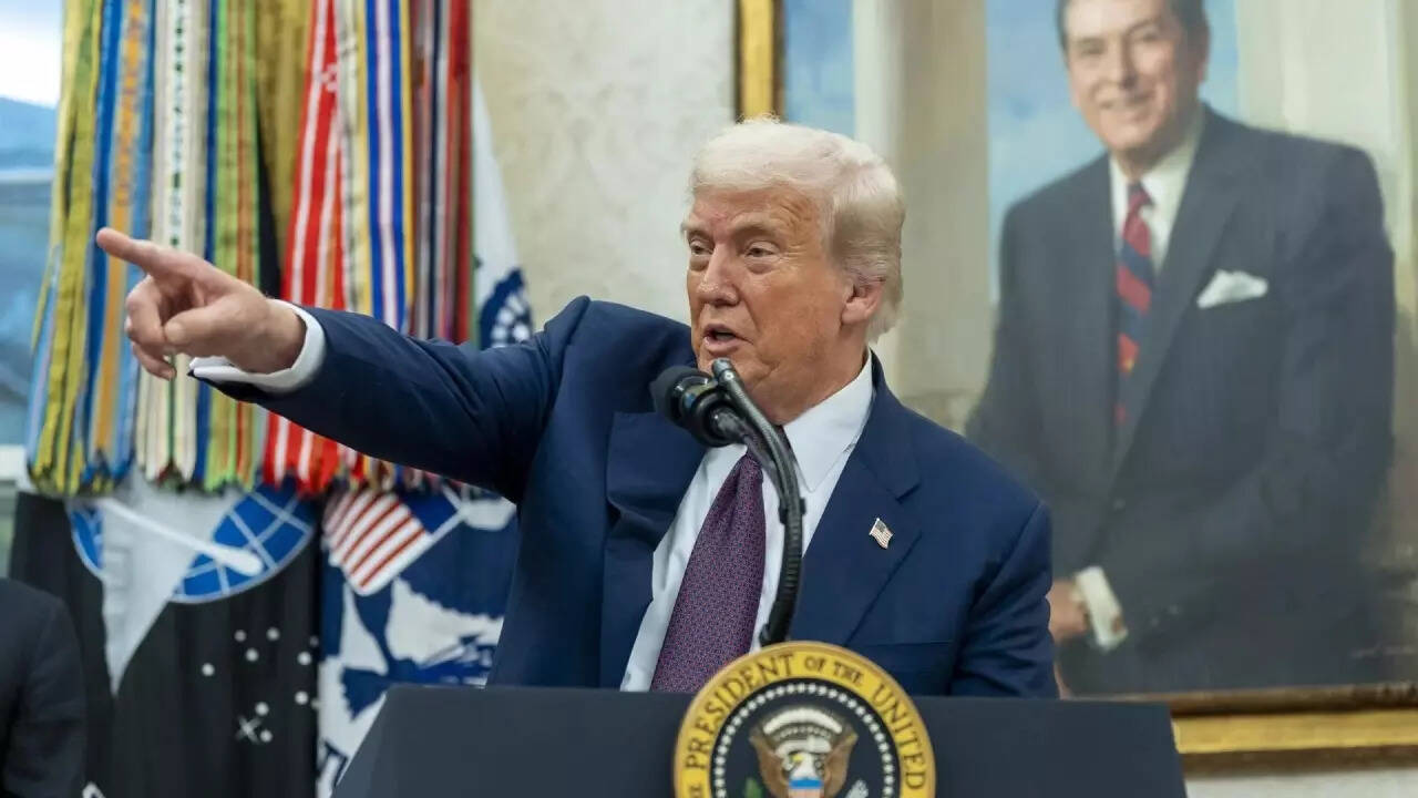 ‘Extremely brave’: Trump jokes about giving himself the Congressional ...