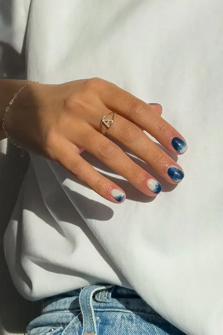 Manicuras primaverales: los diseños de uñas azul marino más delicados
