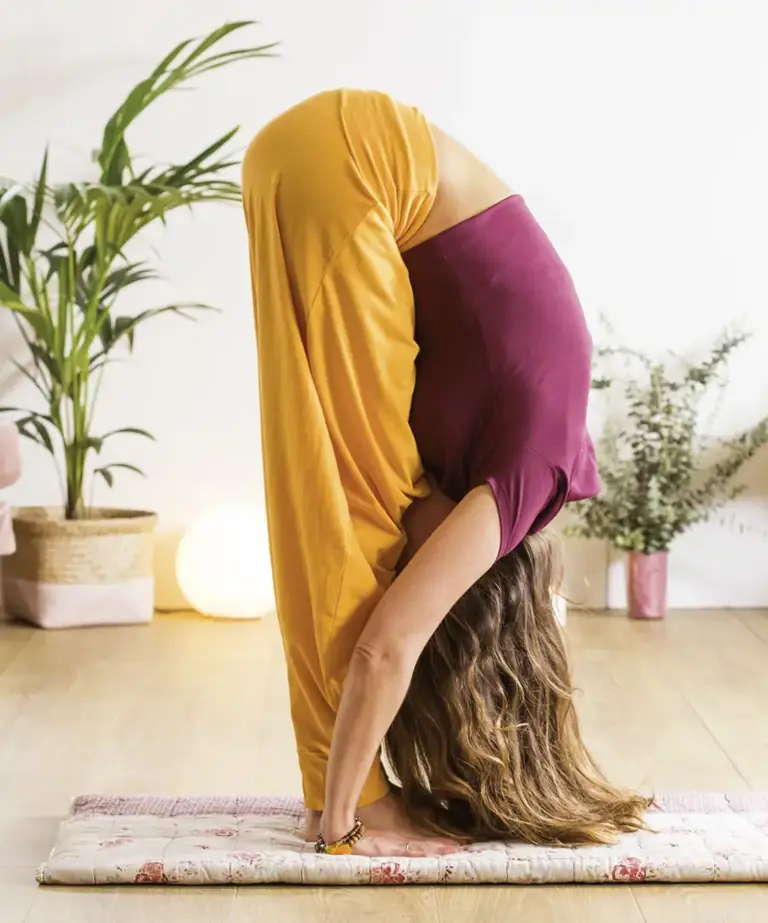 Uttanasana o postura de la pinza: el ejercicio de yoga para ...